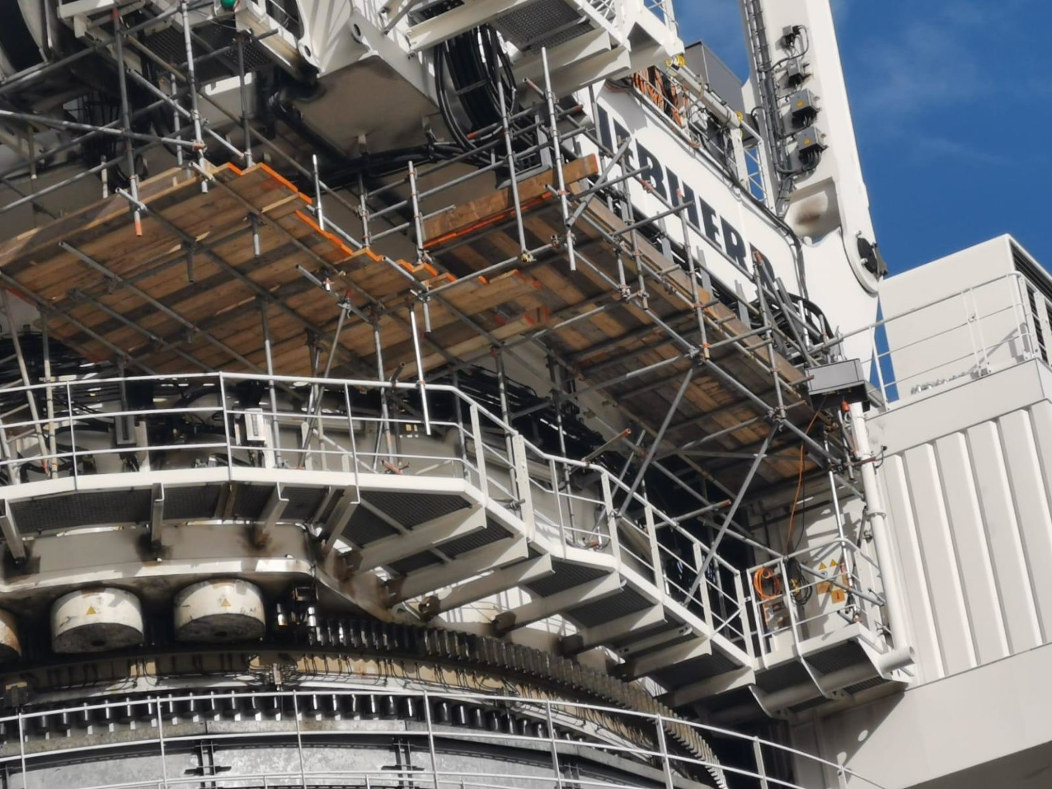 Offshore - vanderpanne - scaffolding - Scaffold for crane